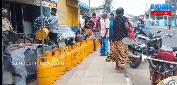 பருத்தித்துறையில் ஏரிவாயுவைப் பெற்றுக் கொள்ள : வரிசையில் காத்திருக்கும் ...